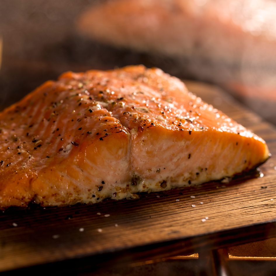 Saumon mariné thaï sur planche de cèdre - La Beauté du Québec